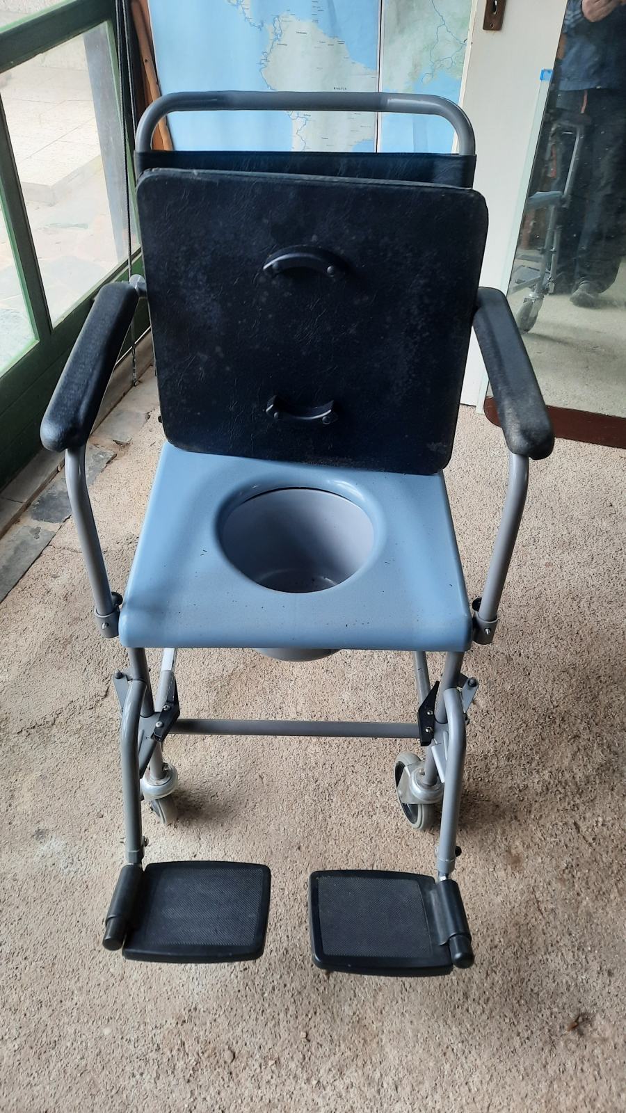 Invalidski WC voziček