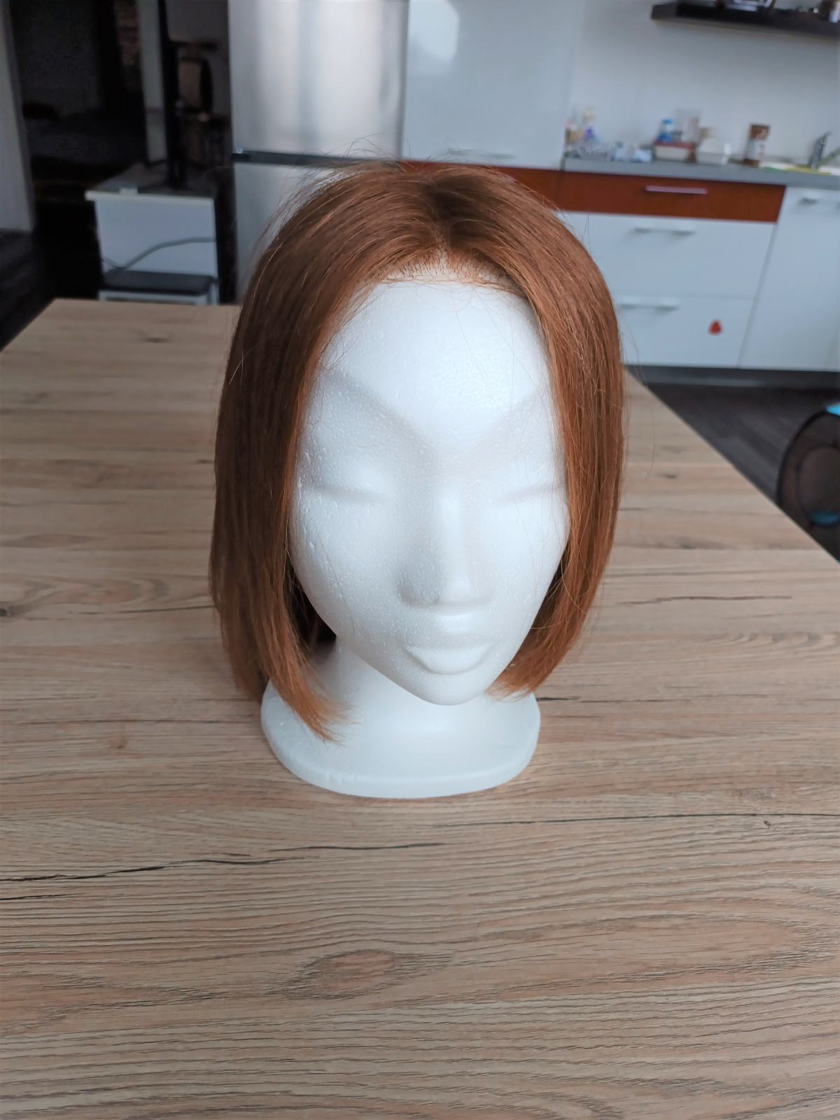 Lasulja - naravni kostanjevi srednje dolgi lasje