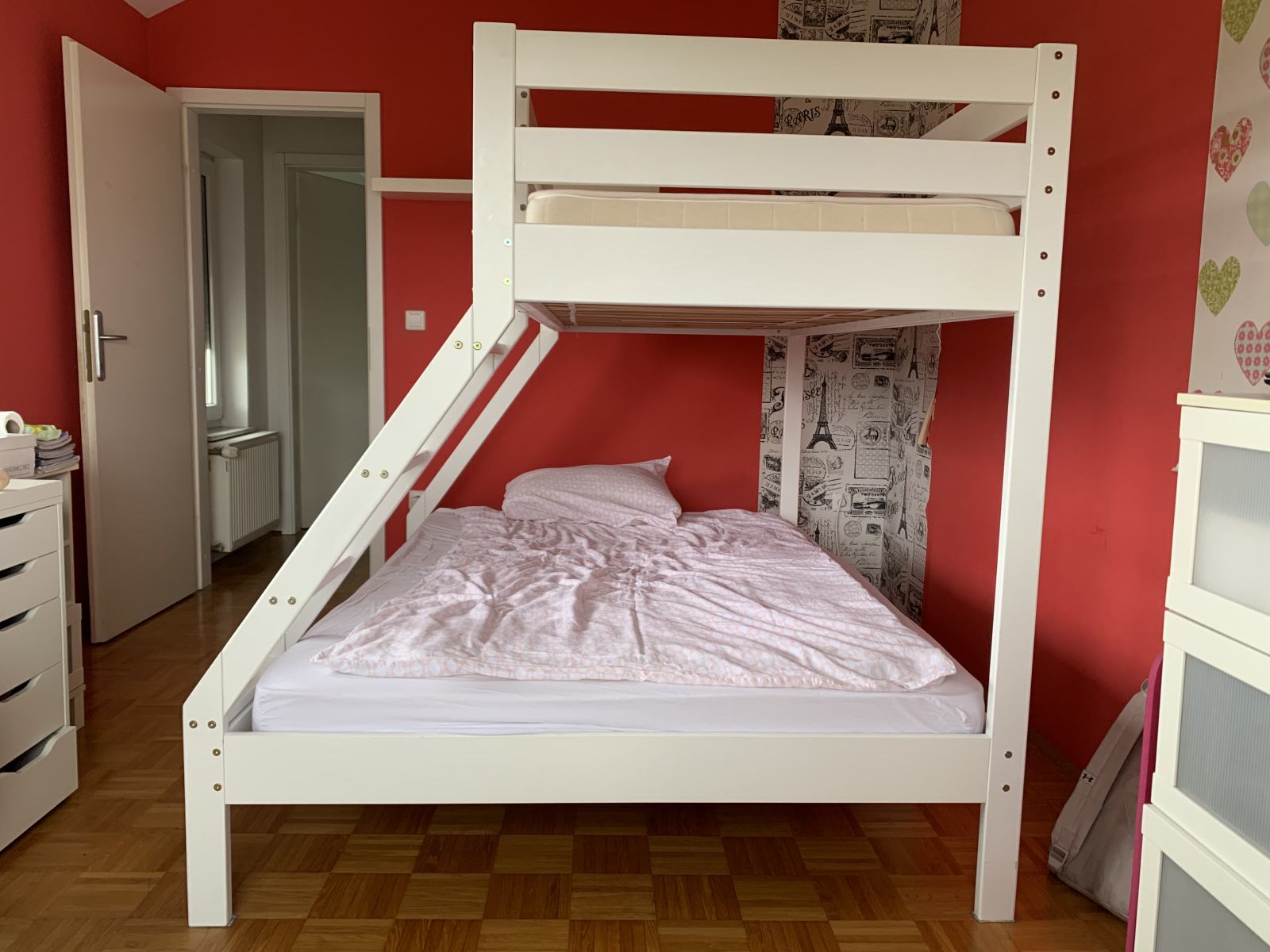 Pordajam dvo-stropno posteljo
