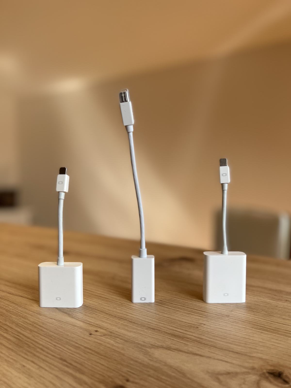 Trije adapterji: Apple Mini DisplayPort na DVI, HDMI in VGA