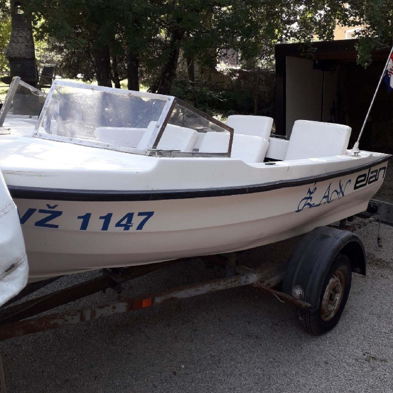 Čoln/Gliser ELAN GT - 401 4m s prikolico in motorjem