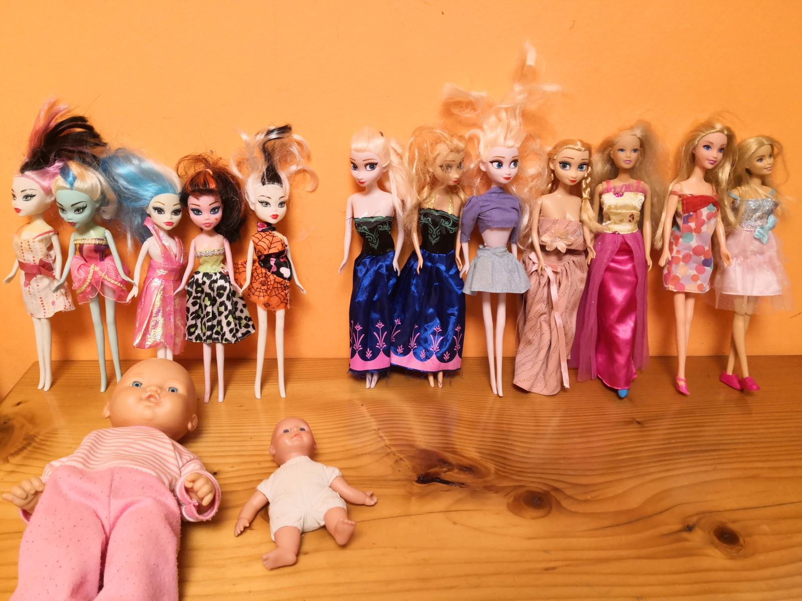 otroške pupe,barbie,barbika,elza,ledeno kraljestvo,monster high