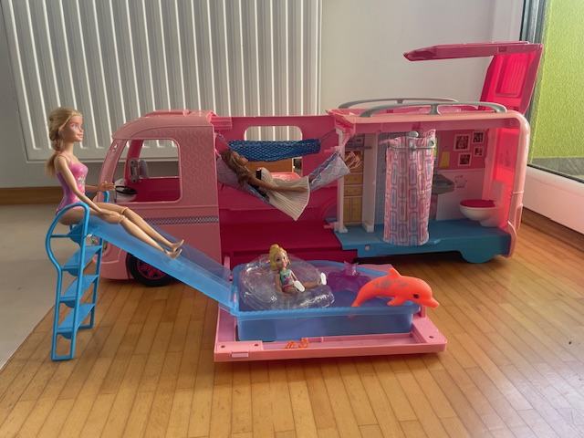 Barbie avtodom, avto in omaro