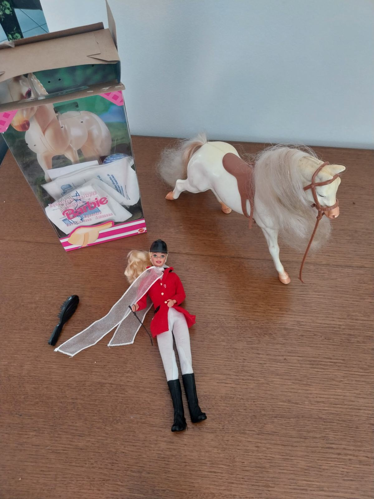 Barbie konj s sedlom in barbie jahačica