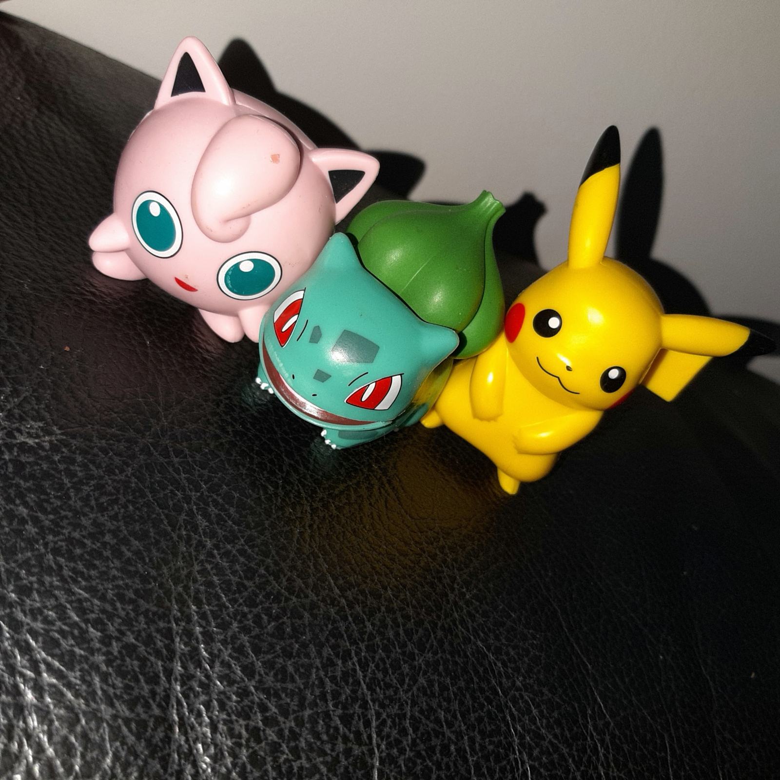 Tri pokemon figurice
