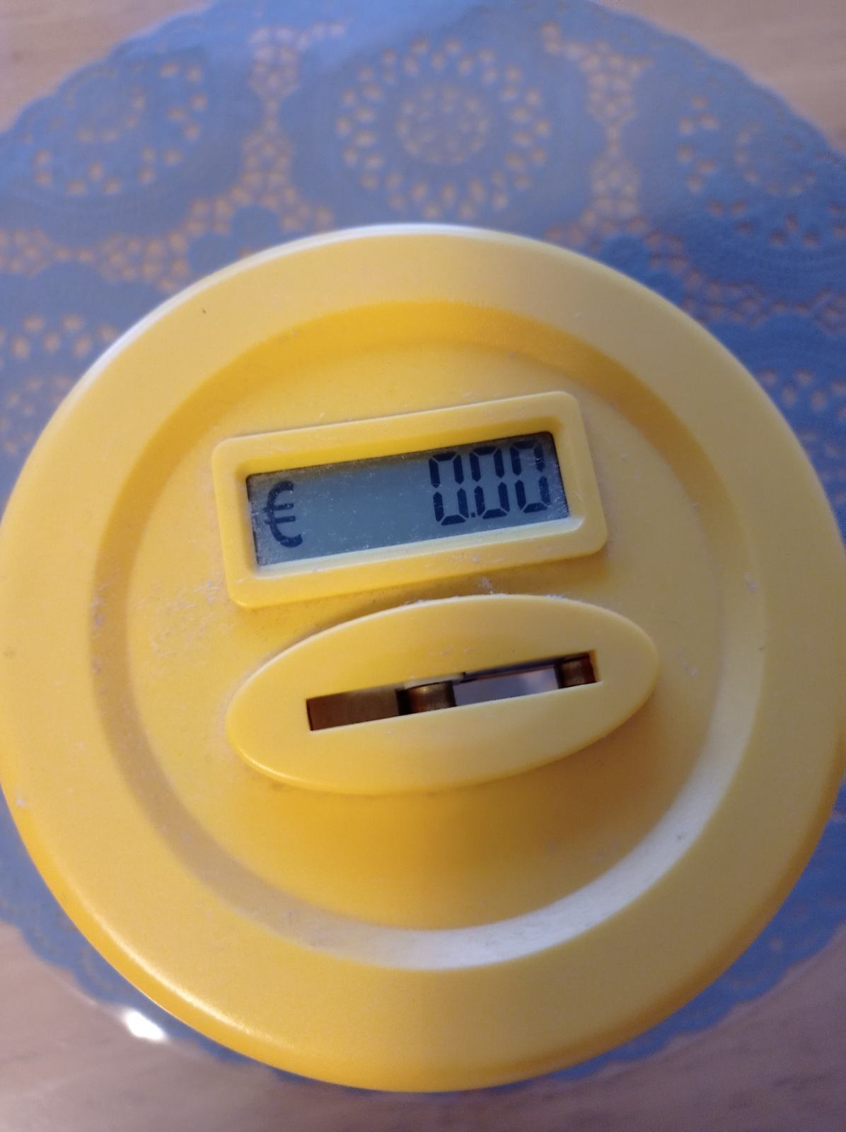 Hranilnik za štetje denarja