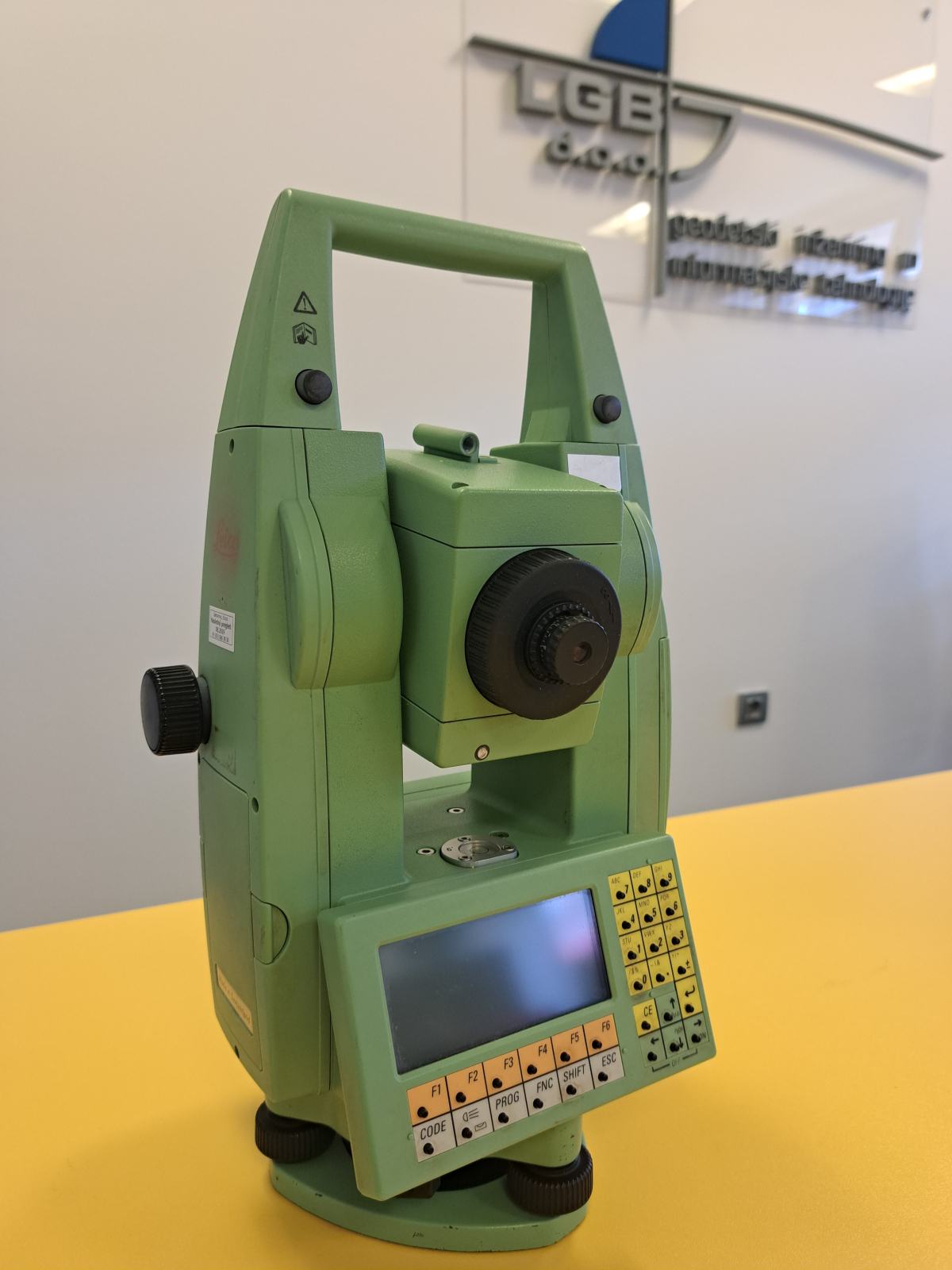 Geodetski instrument tahimeter Leica TCR1103