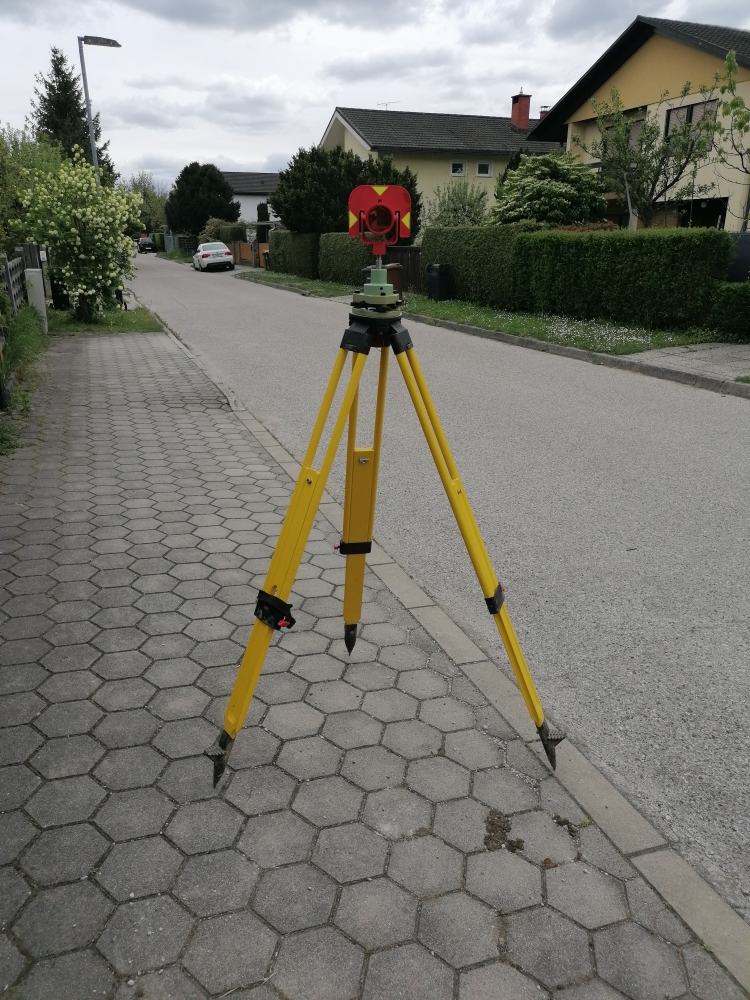 KOMPLET LEICA STATIV, PODNOŽJE, PECELJ in PRIZMA