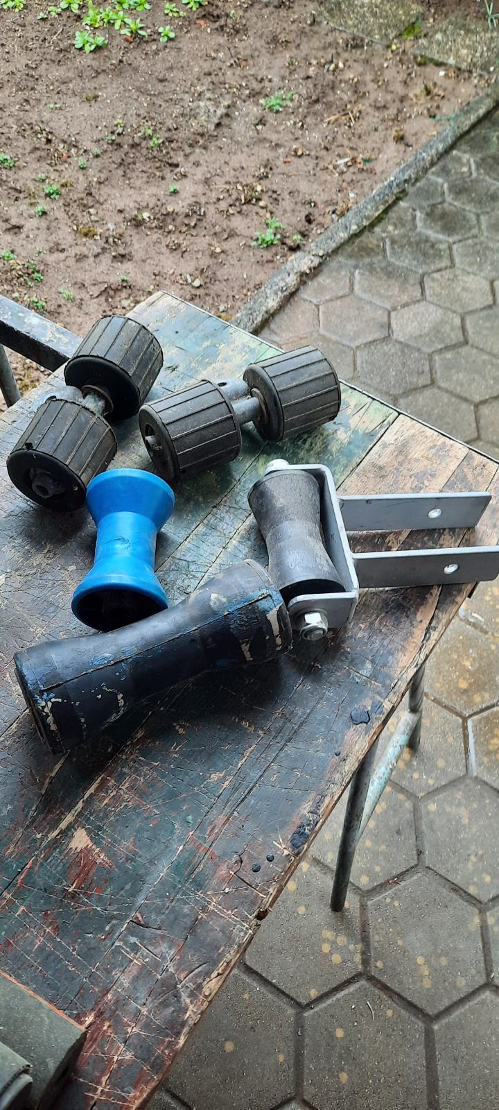 VALJČKI ZA PRIKOLICO ČOLNA