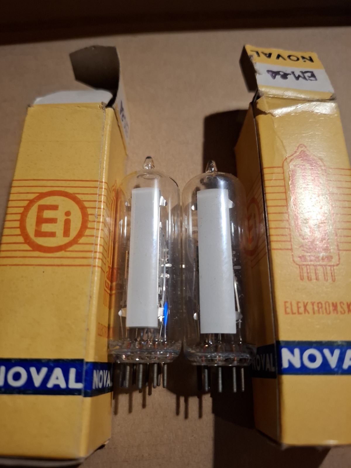 elektronka, magično oko EM84 Ei Niš , nova iz stare zaloge
