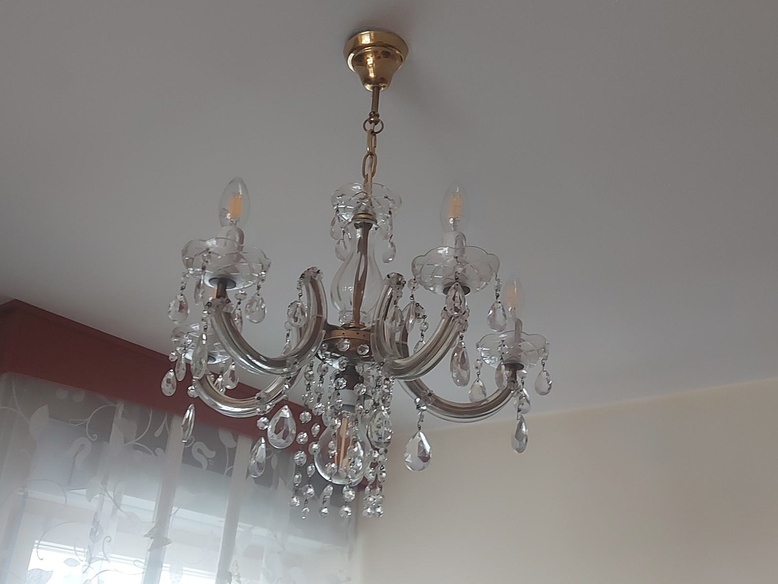 Lestenec, luster s kristali na 5 svečnikov in sredinsko žarnico