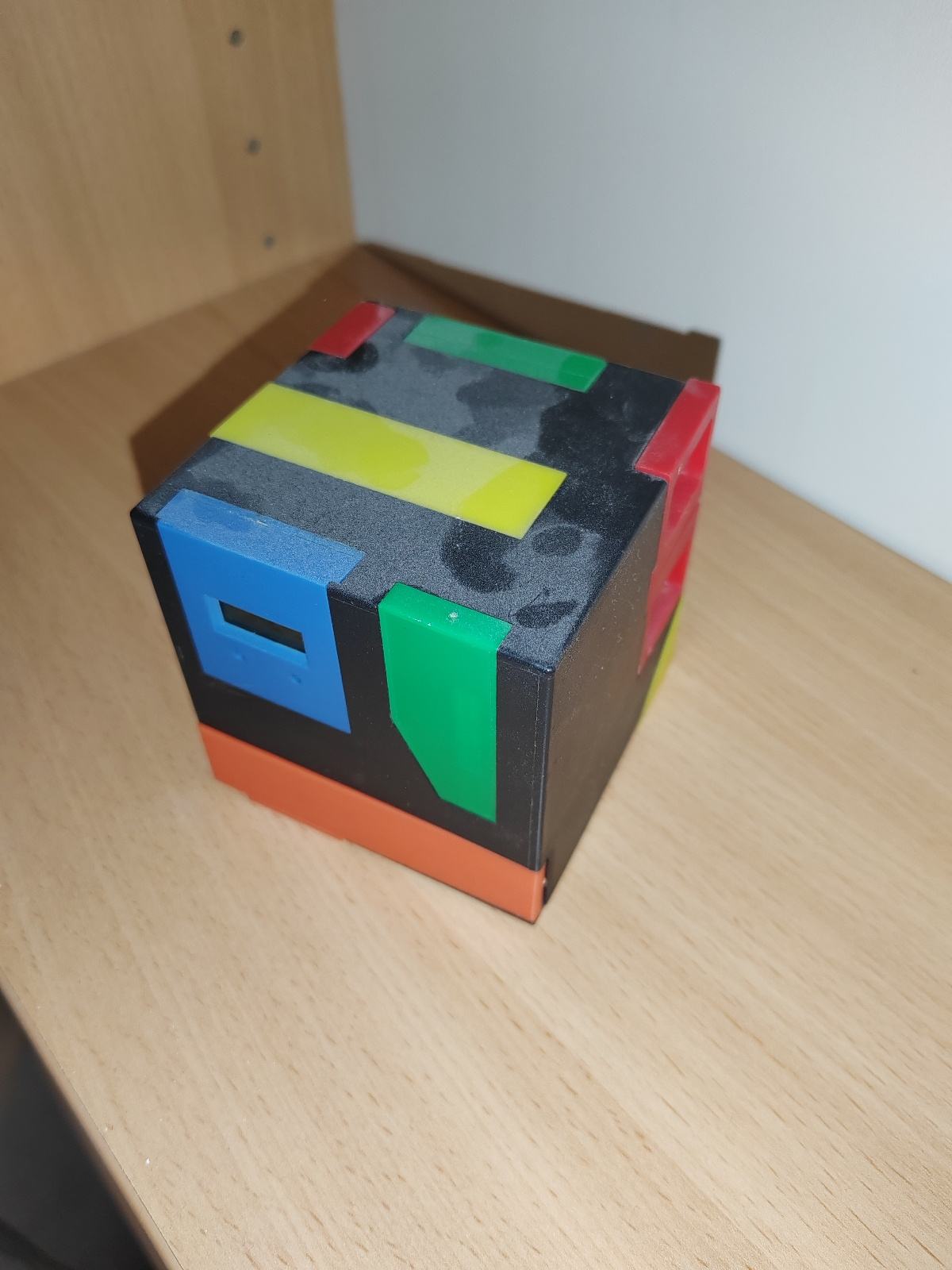 Magic cube George Matsumoto namizni okras