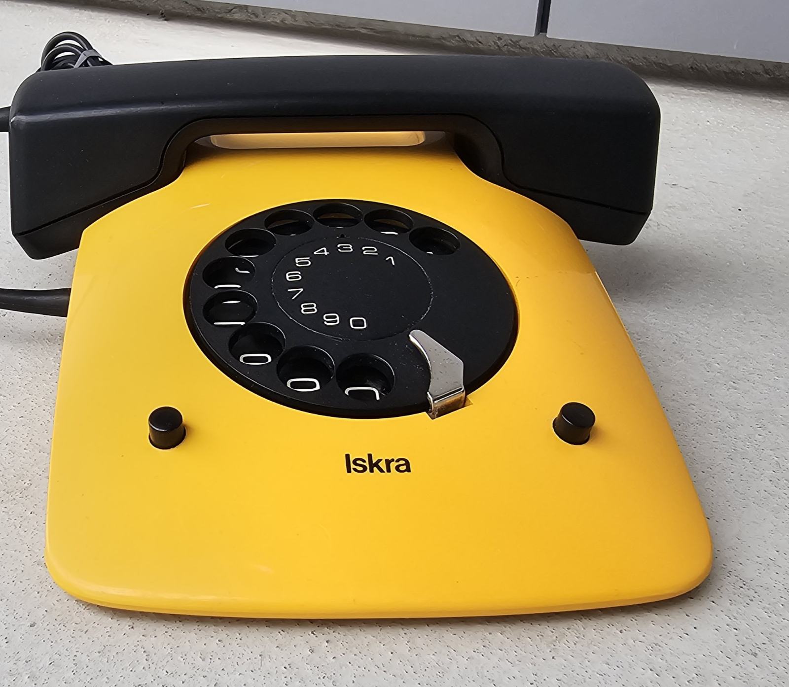 Retro Stari telefon rumen Iskra ETA z vrtljivo številčnico, jugoslovan