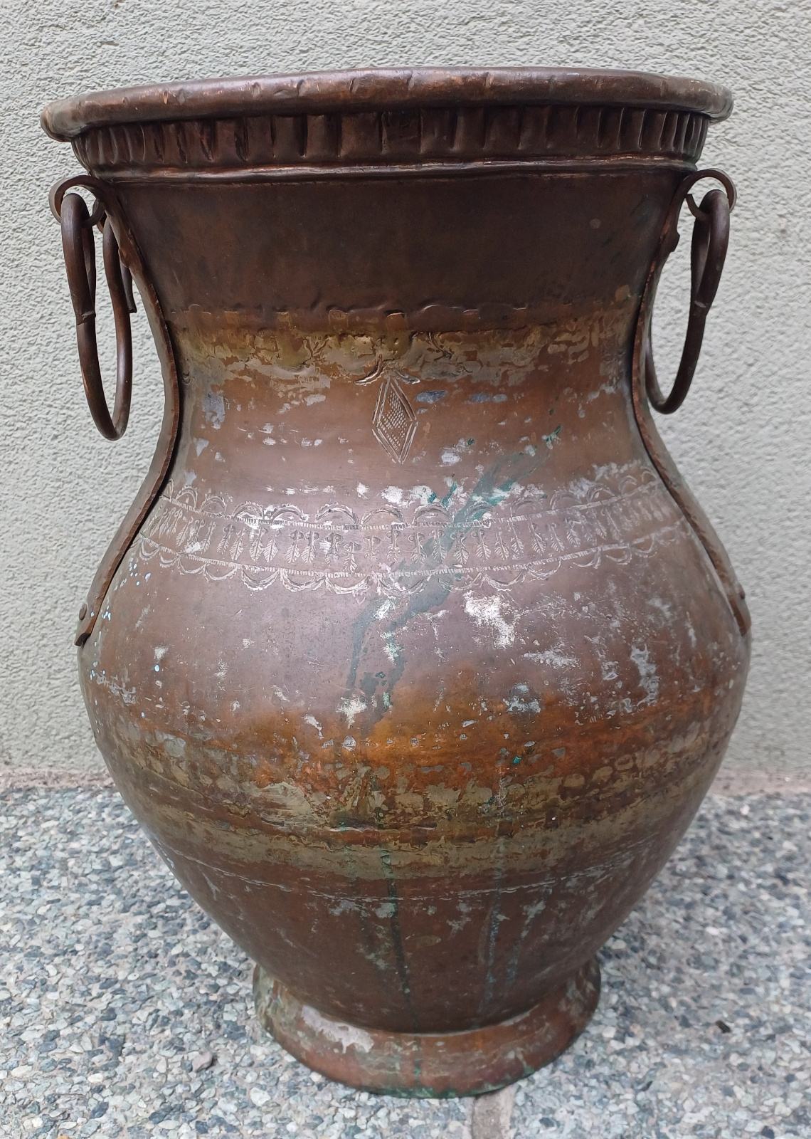 Stara bakrena posoda za dežnike