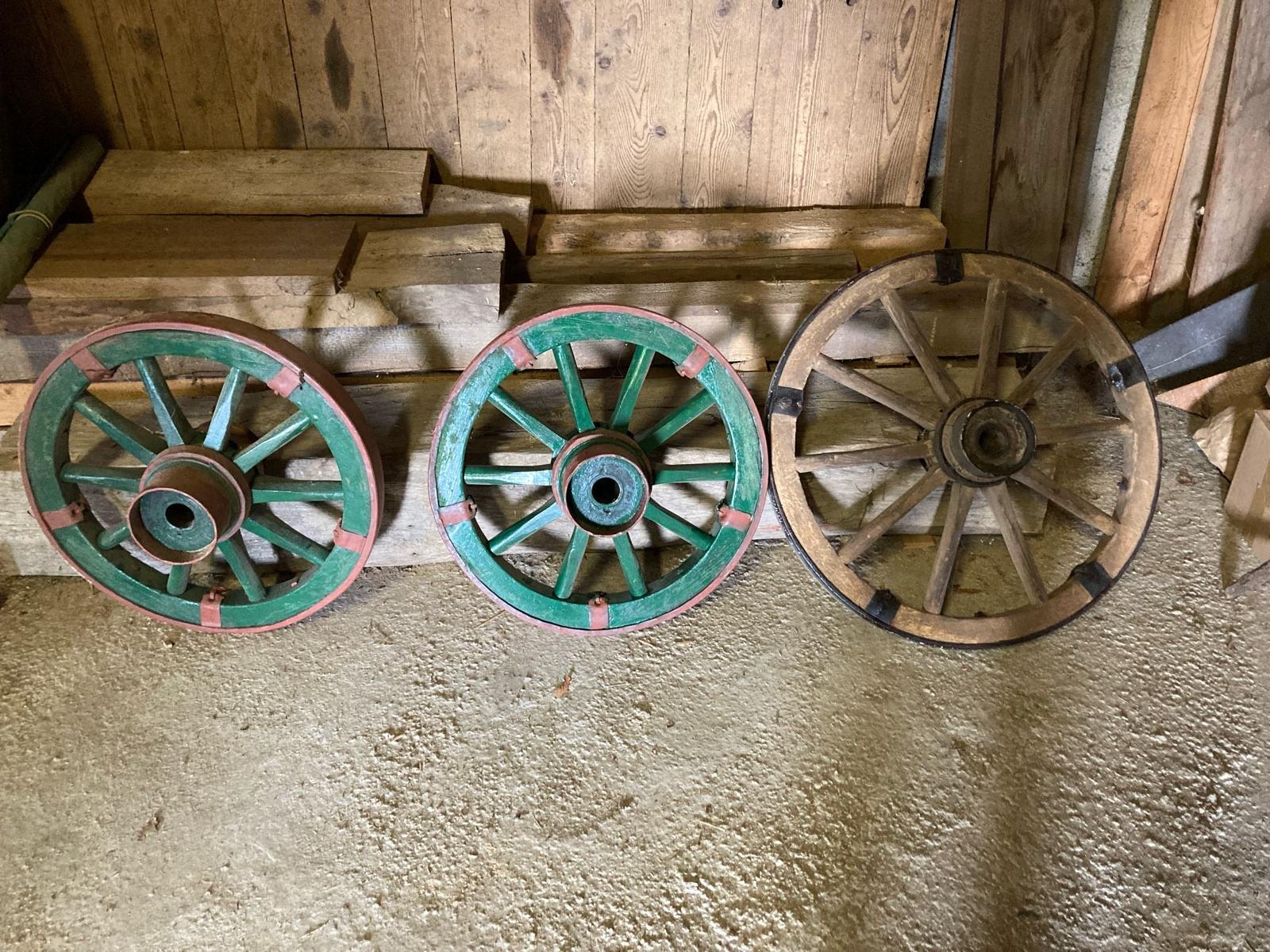 Stara lesena kolesa od voza