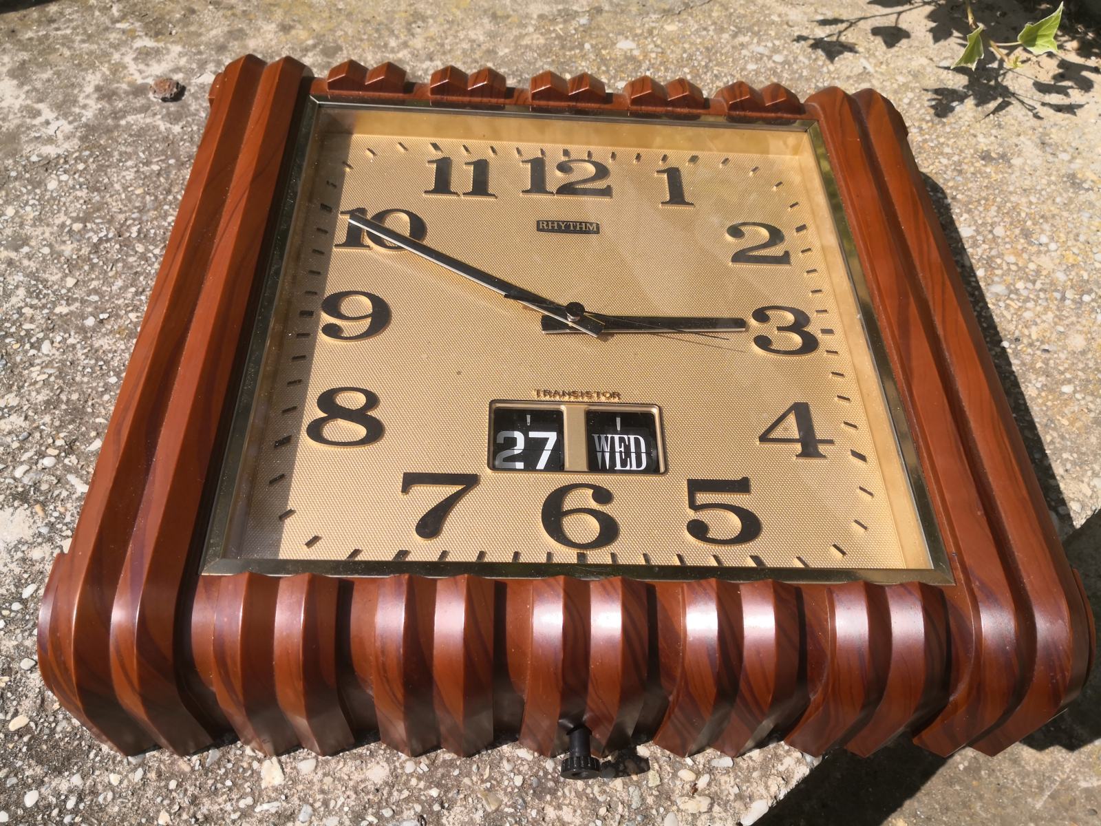 Stara stenska ura RHYTHM TRANSISTOR CLOCK,koledar