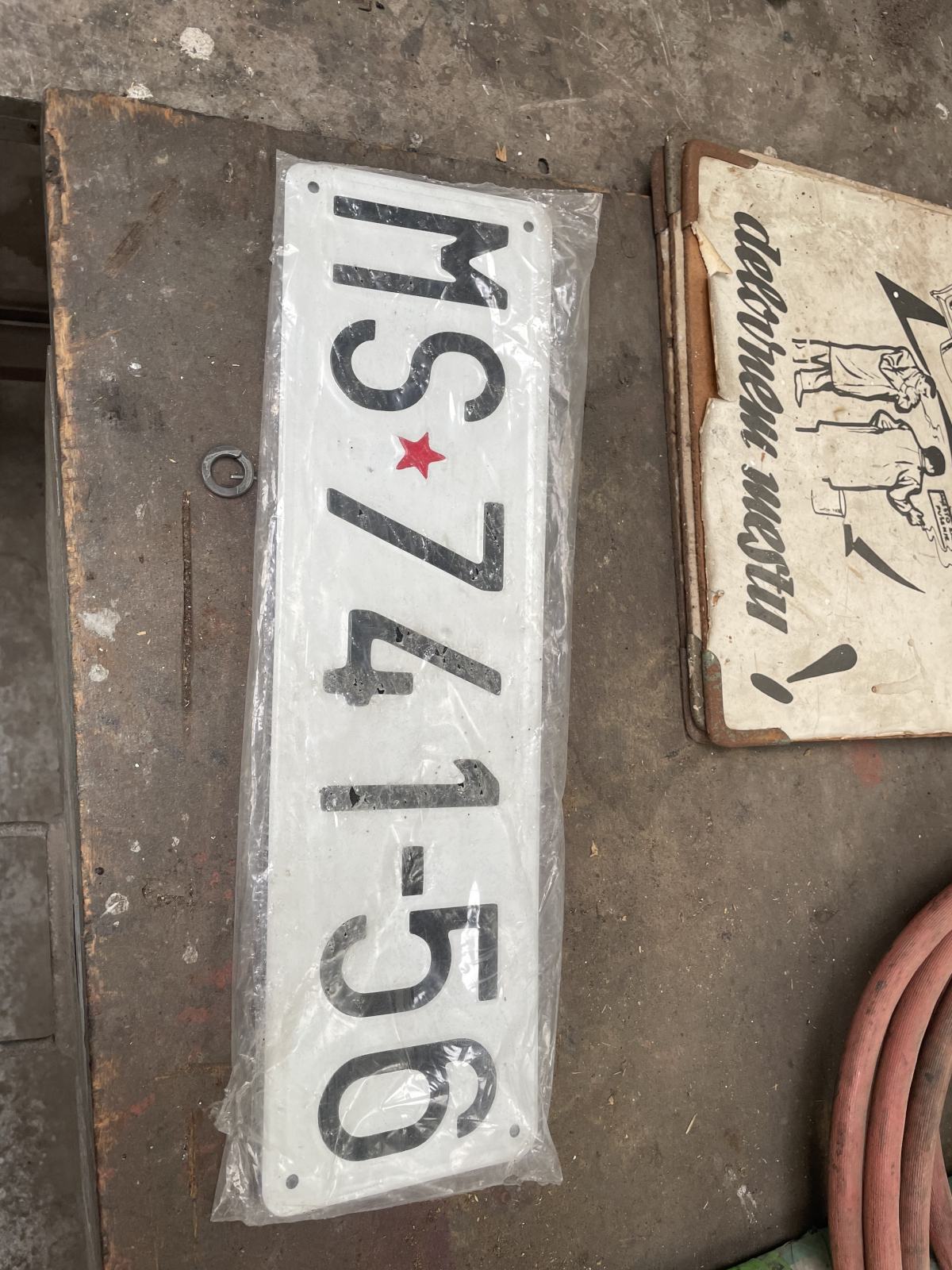 Stara tablica za avto