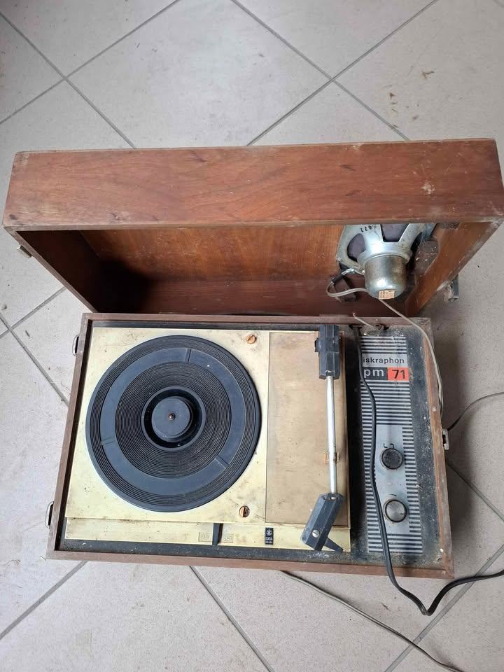 Stari gramofon ISKRAPHON.