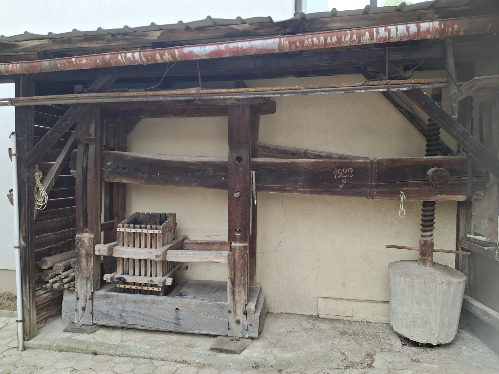 Unikatna starinska vinska preša iz leta 1922 – odlično ohranjena