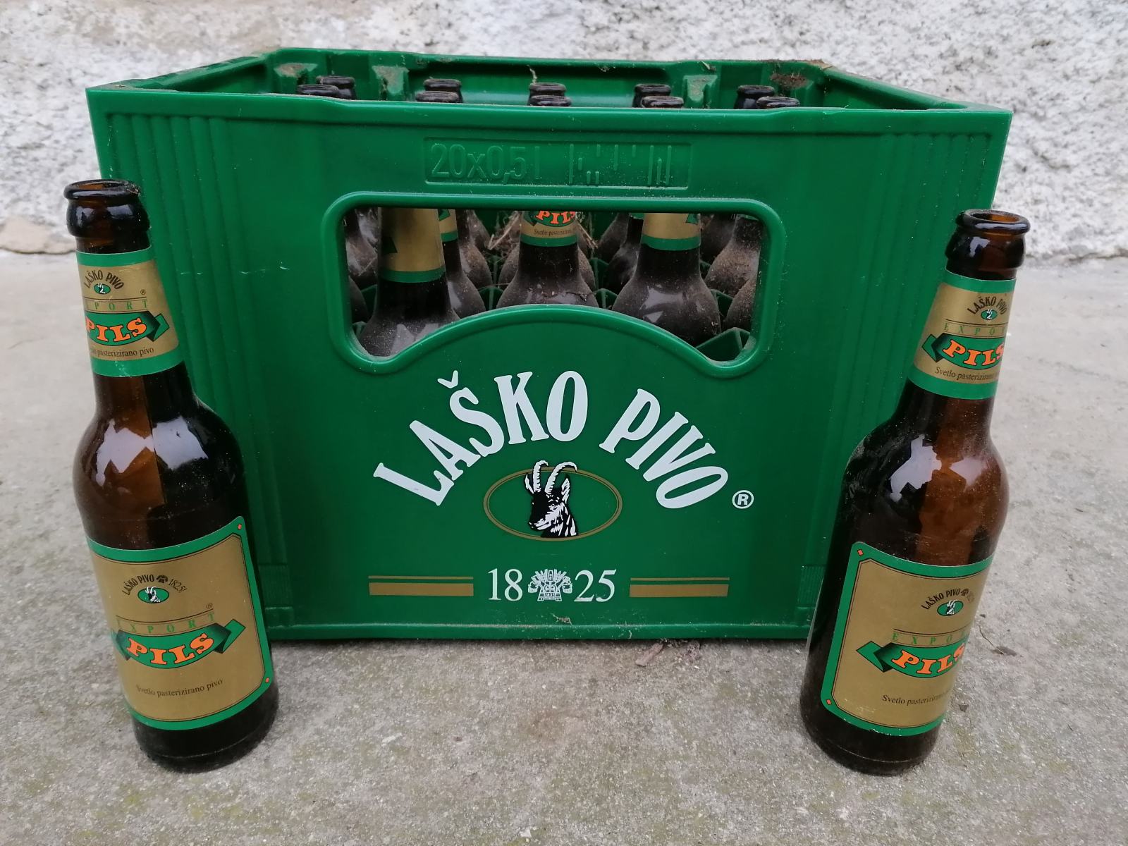 Zaboj gajba Laško pivo steklenica Pils