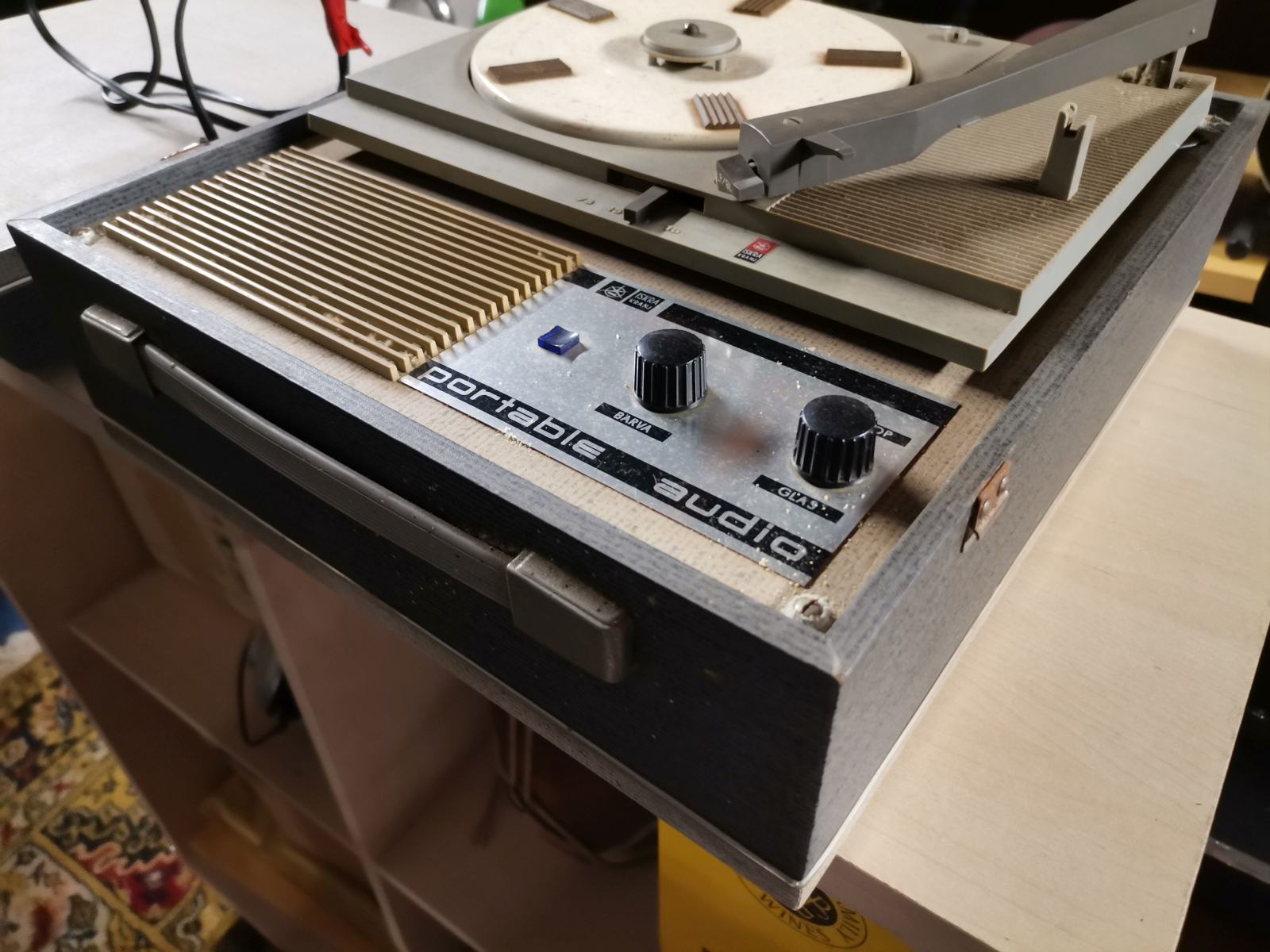 Starinski gramofon ISKRA v kovčku