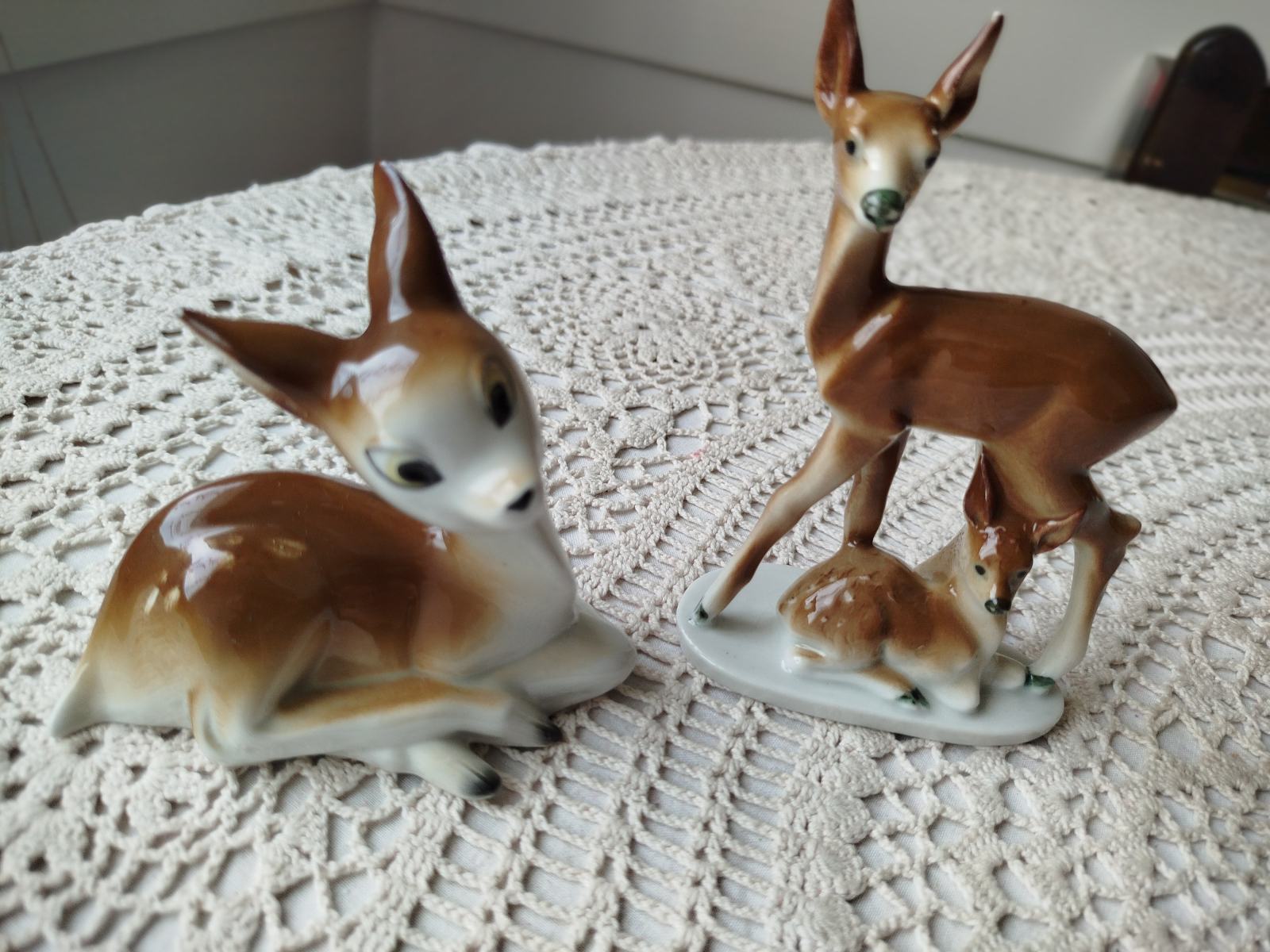 Kip Ležeča srna in kip Srna z mladičem, porcelan