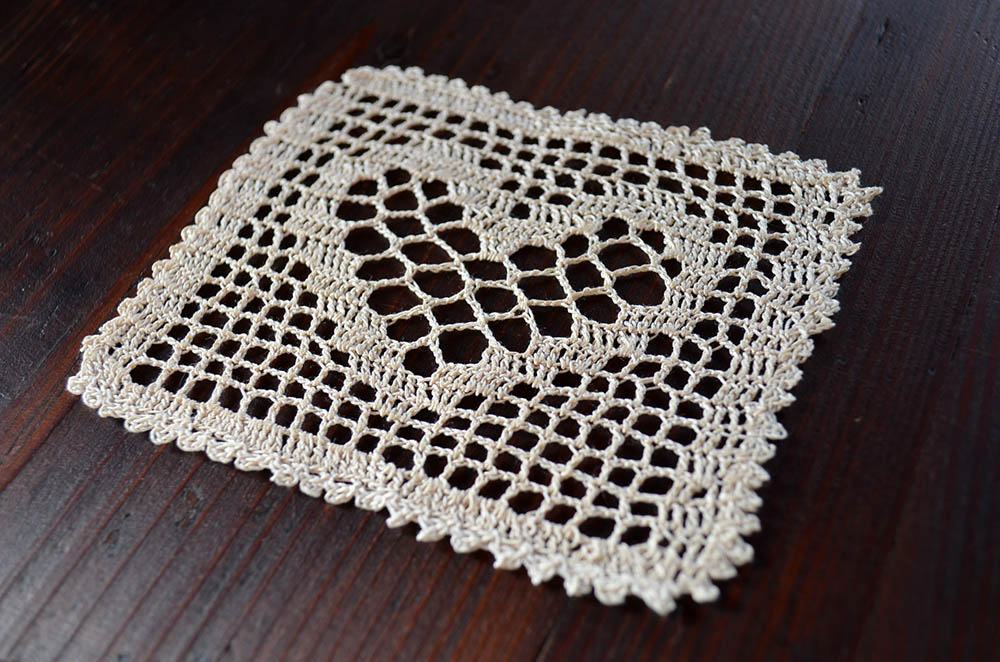 Srček iz kvačkane čipke, bombaž, 12 x 10 cm