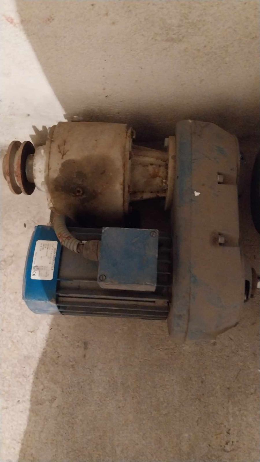 Motor z reduktorjem