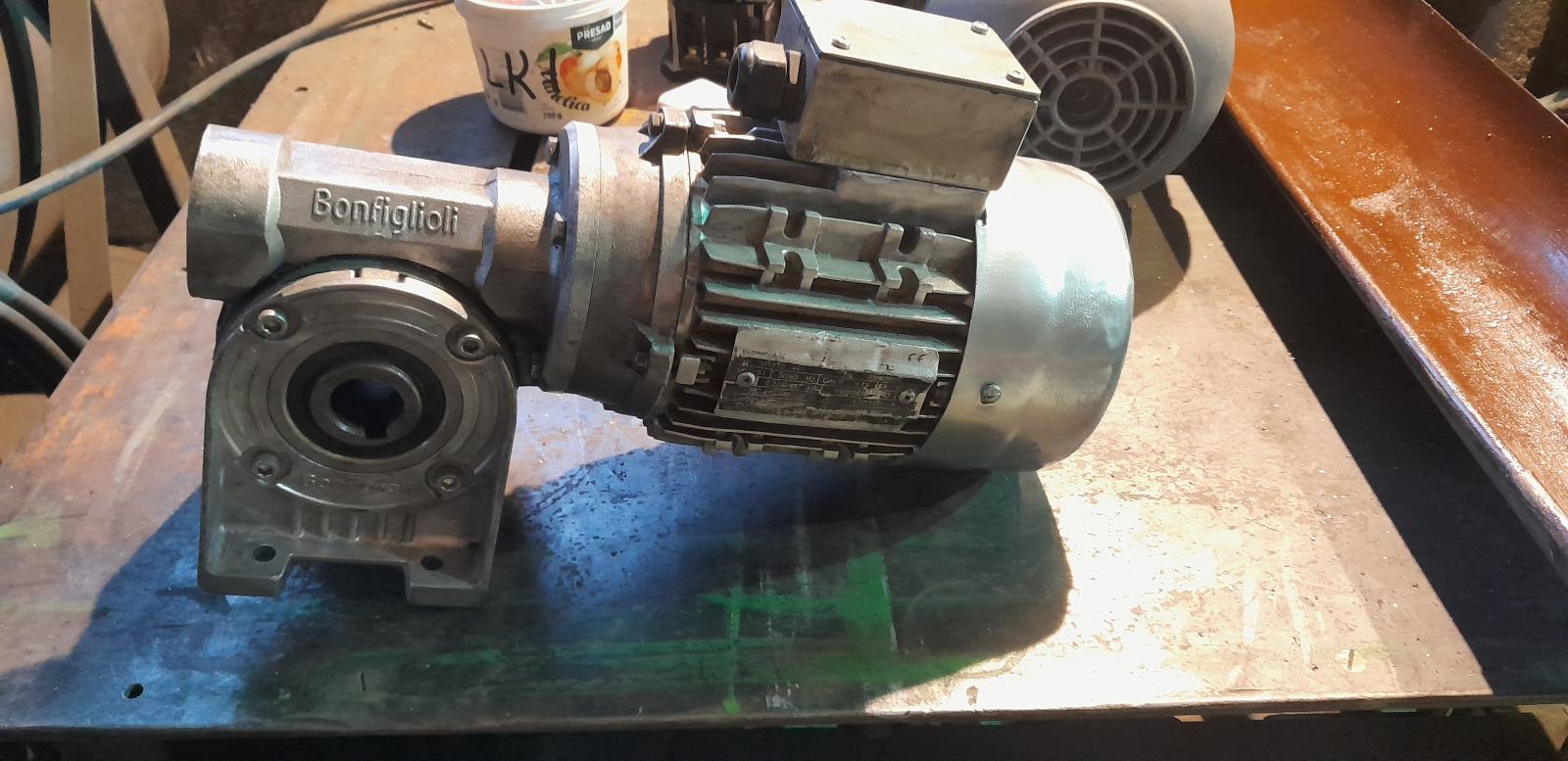 Motor z reduktorjem