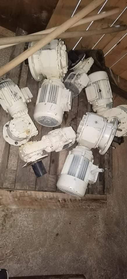 Motor z reduktorjem več vrst
