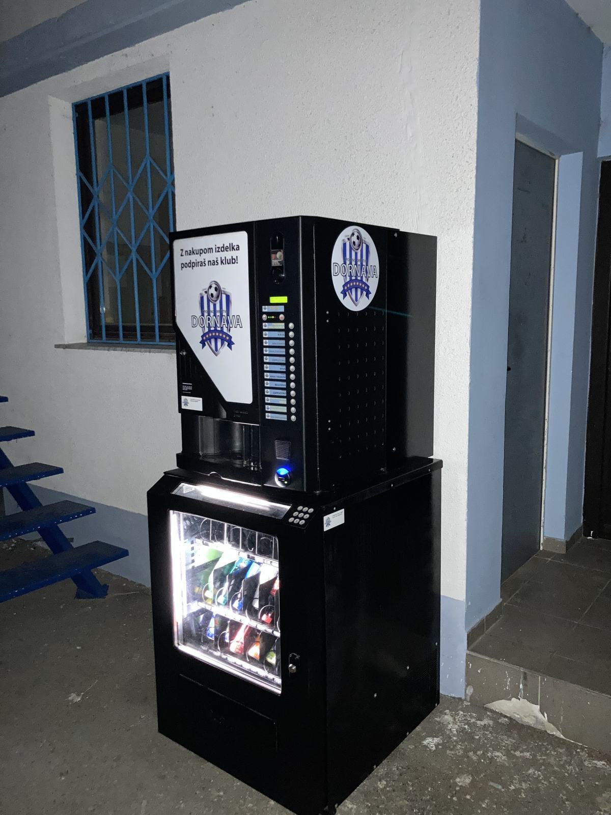 Prodajni avtomat za kavo, pijačo in prigrizke