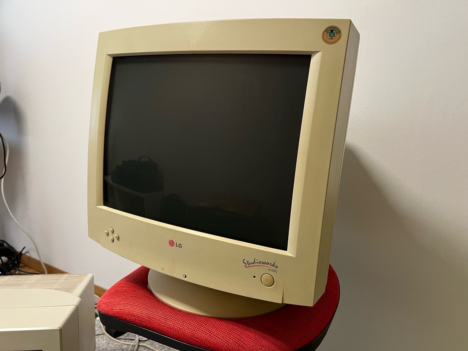 LG Studioworks 910SC klasičen CRT monitor