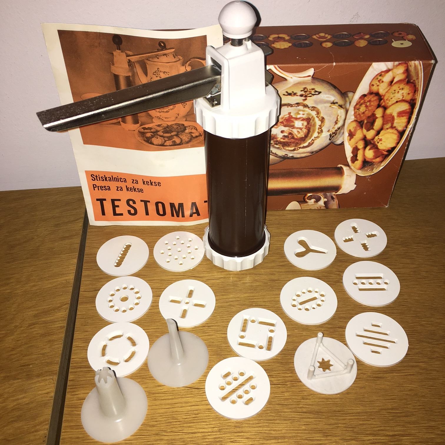 Strojček za piškote (testomat, keksomat)