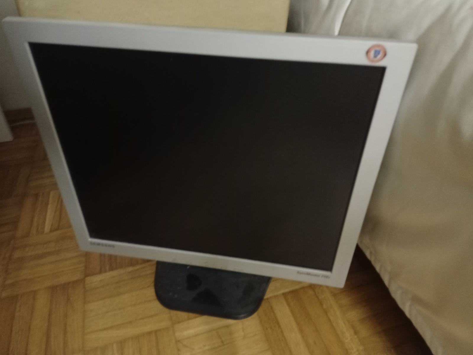 Manjši monitor prodam za samo 4 evre