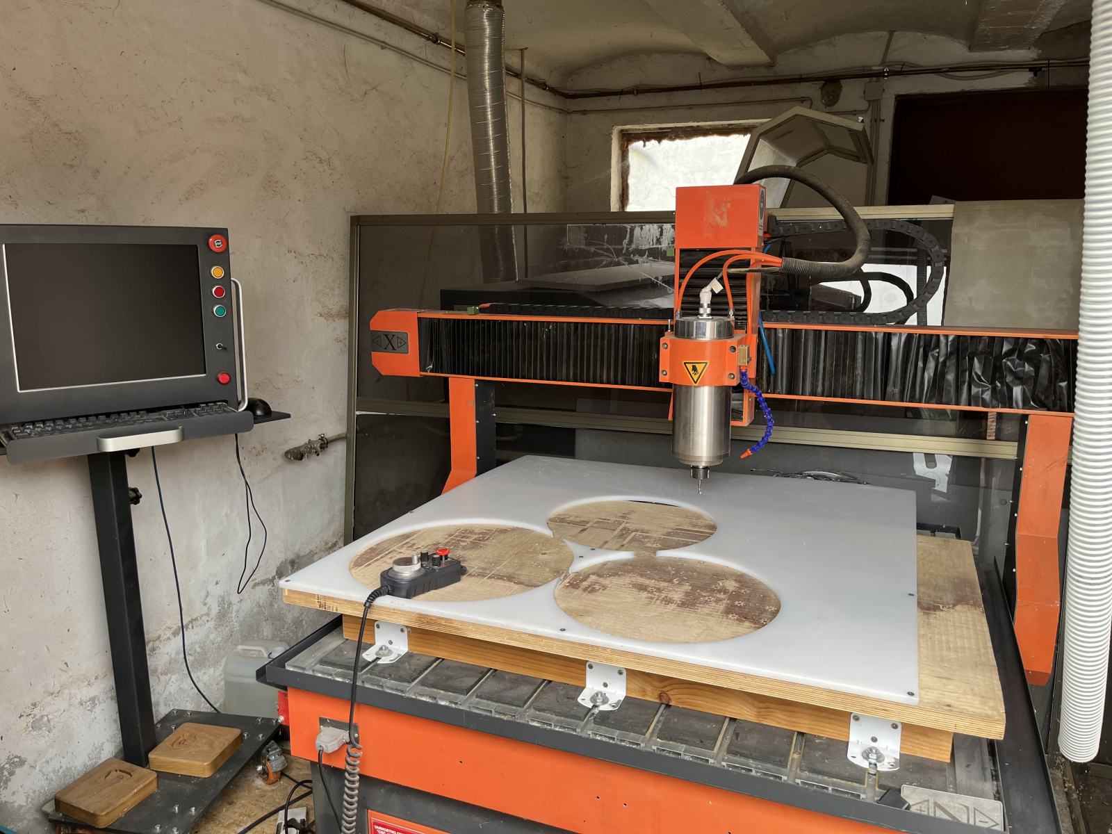CNC OBDELOVALNI STROJ