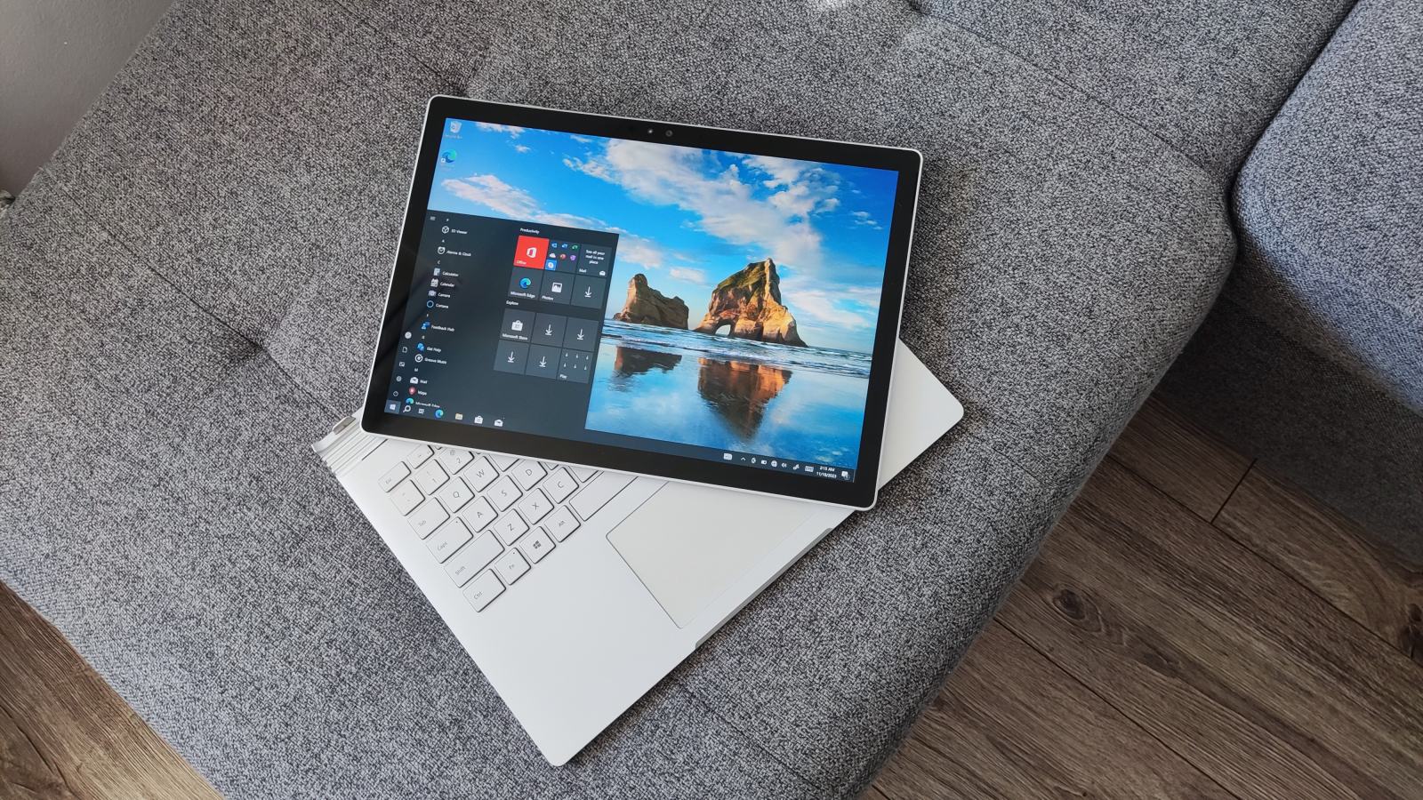 Microsoft Surface book, i5, 8gb ram, touchscreen, win 10