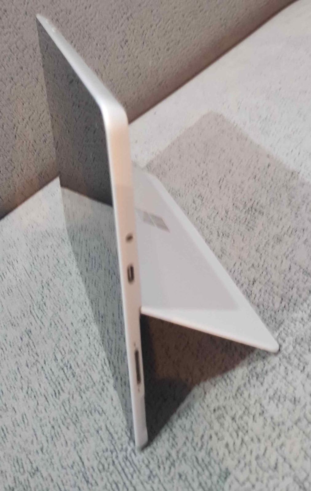 Microsoft Surface GO 8Gb RAM 128GB disk + originalni polnilec