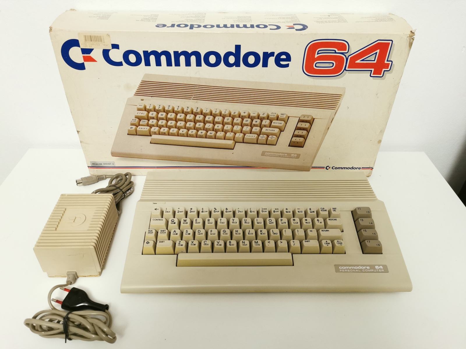 Commodore 64 kot nov kompleten