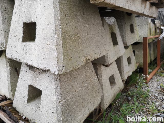 Betonski podstavek za zlaganje lesa