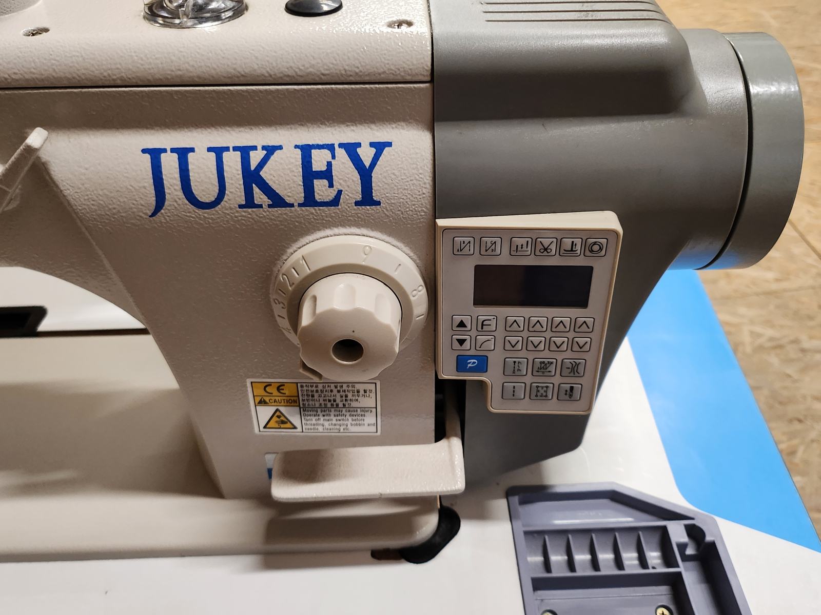 Industrijski šivalni stroj JUKEY JL 640 - BL - D 4