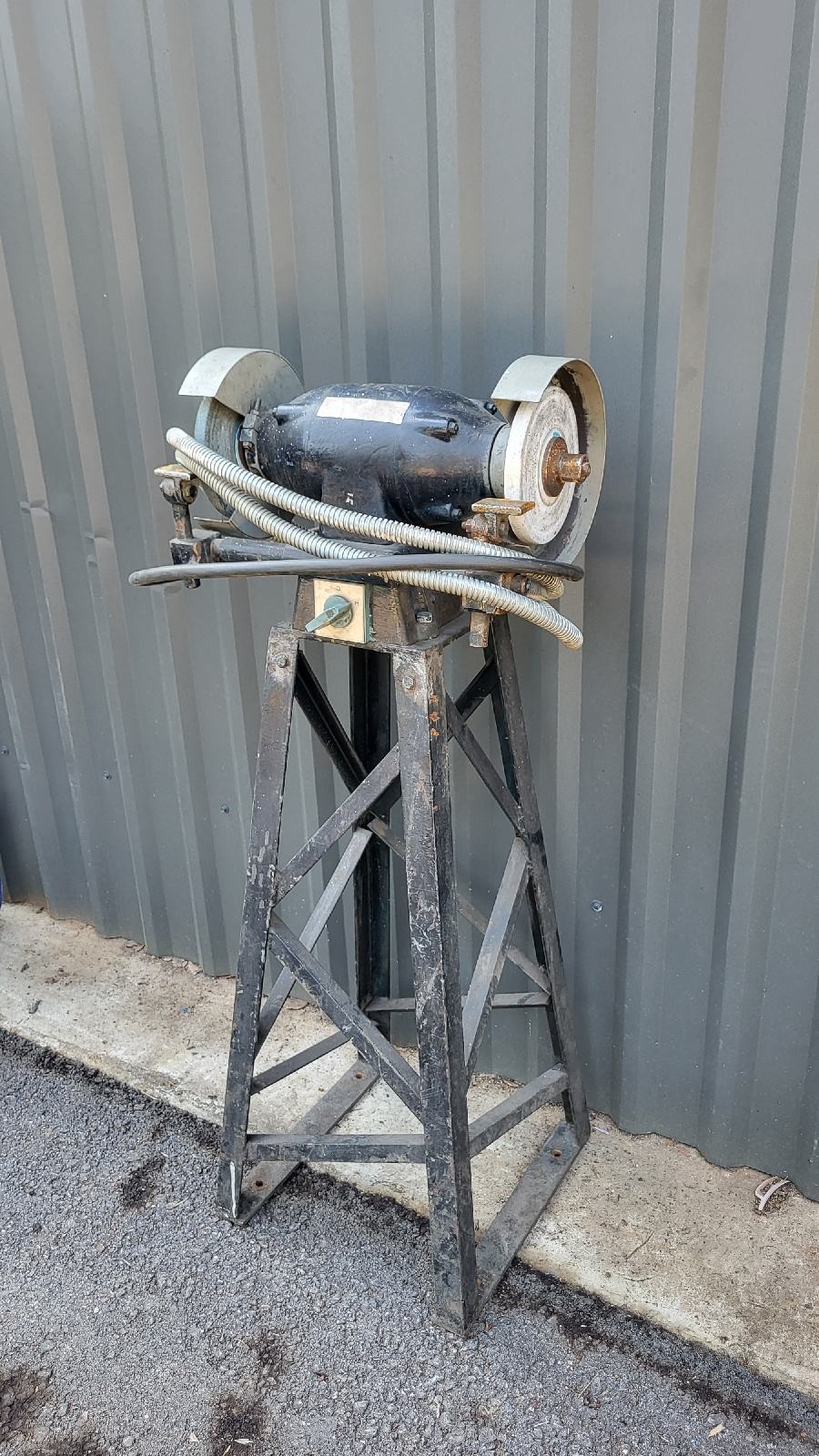 kolutni brusilni stroj