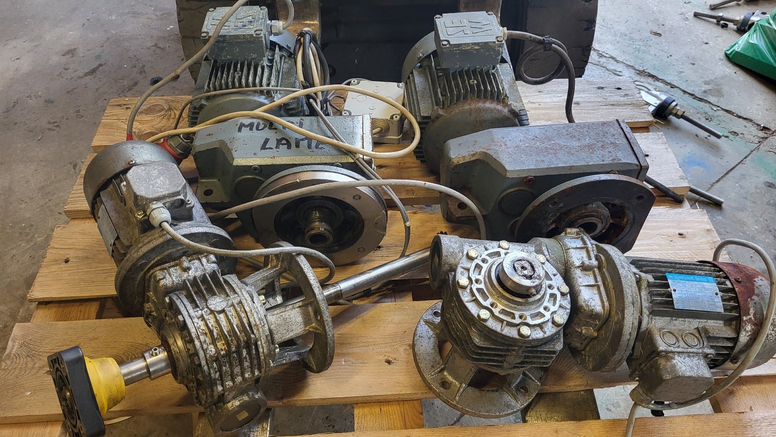 Motor z reduktorjem
