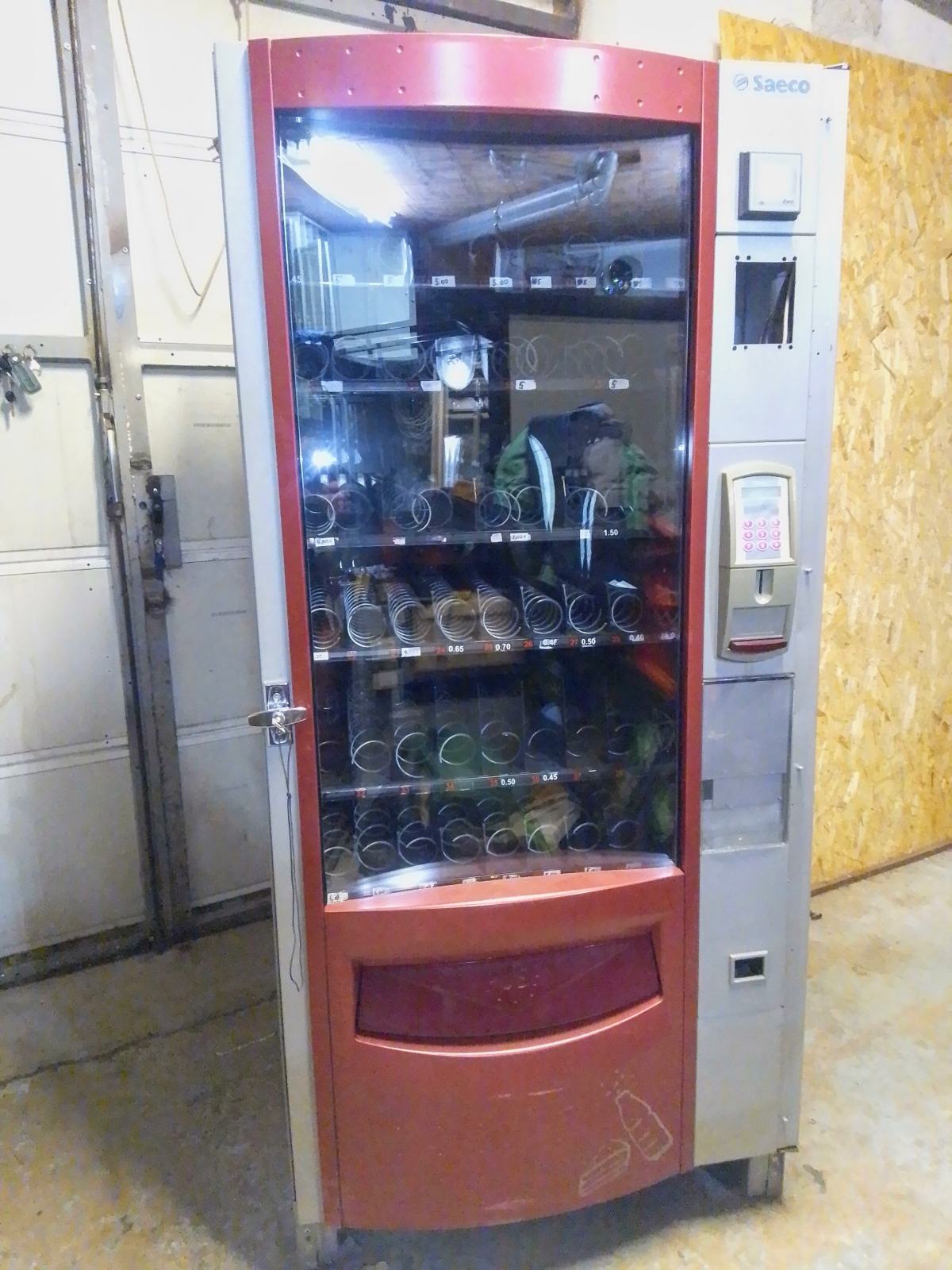 Prodajni samopostrežni avtomat