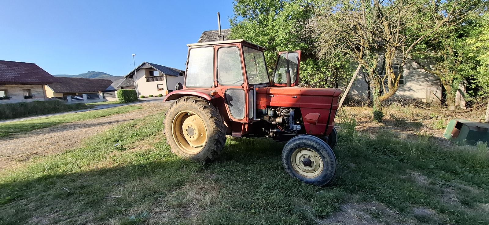 Prodam traktor Universal 445