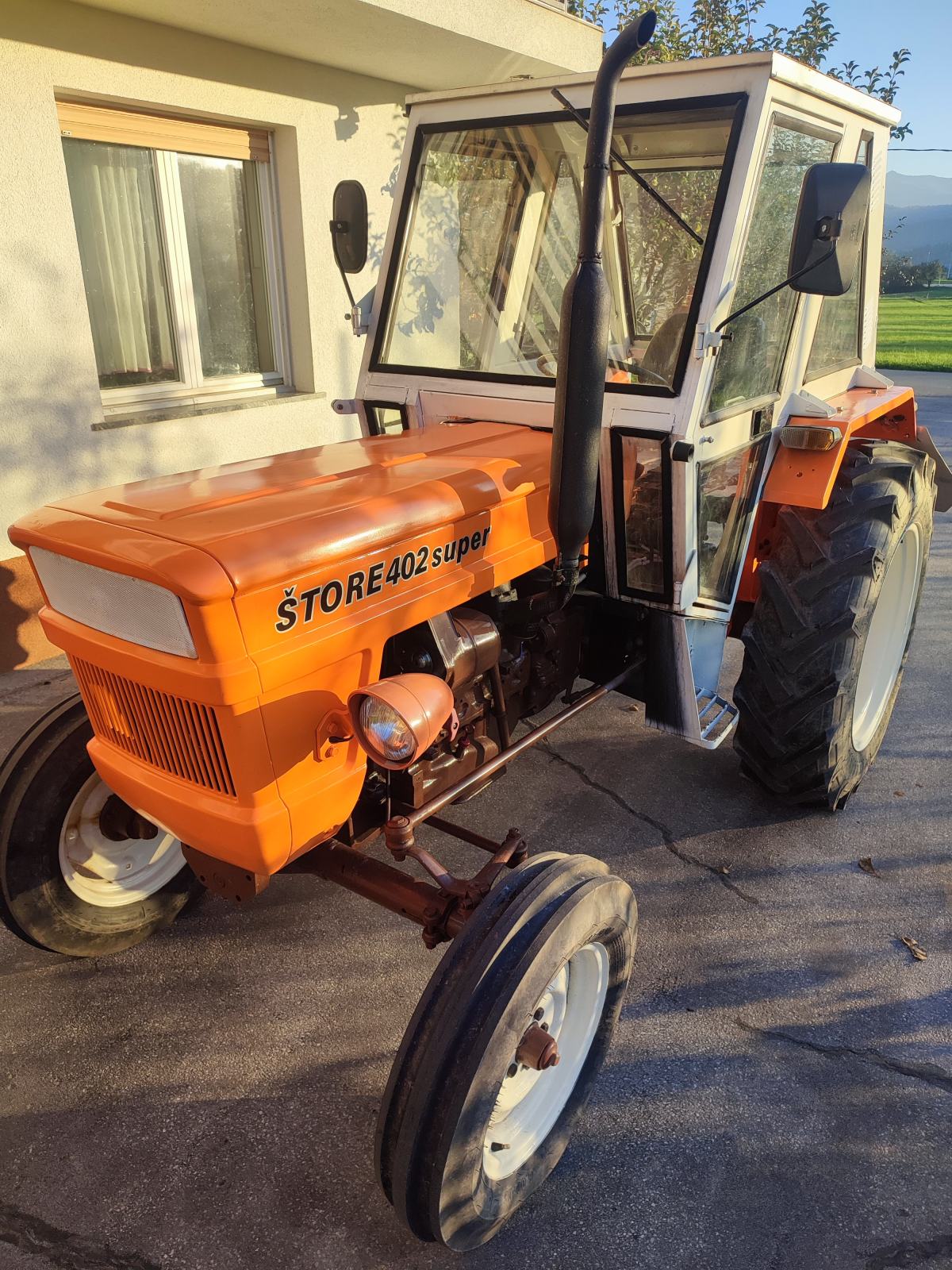 Traktor štore 402