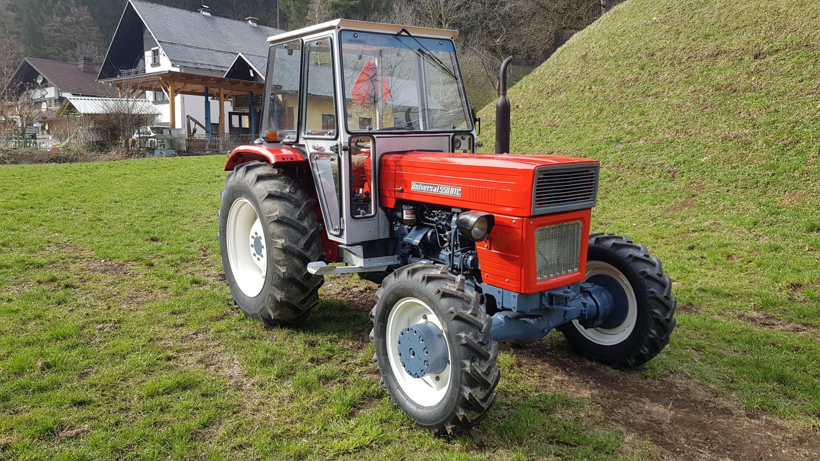 Traktor Universal 550 DTC