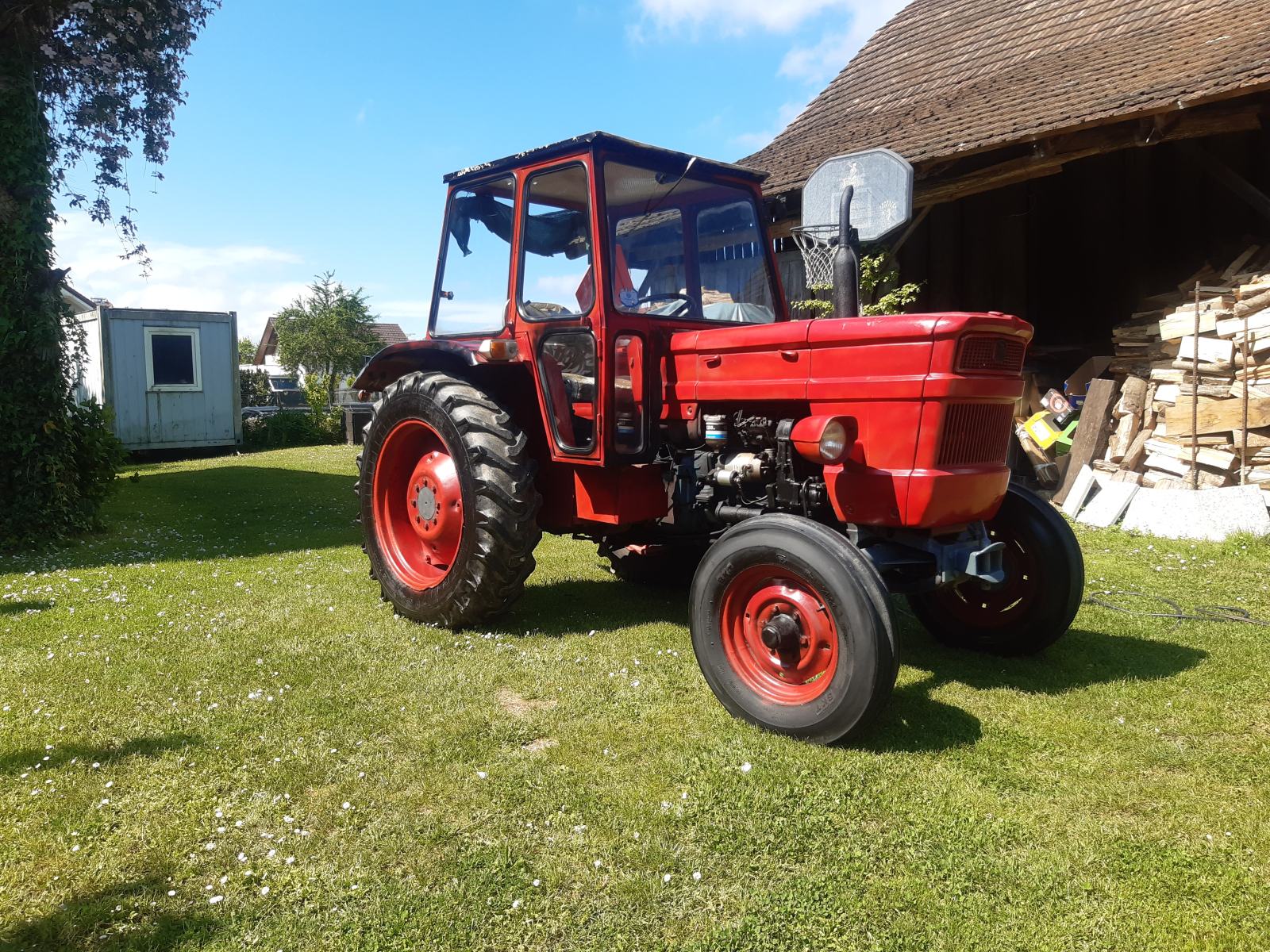 UNIVERSAL traktor prodam.