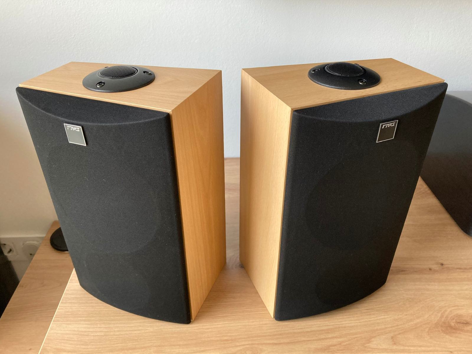 Dali Blue R 1000 stenski surround zvočniki