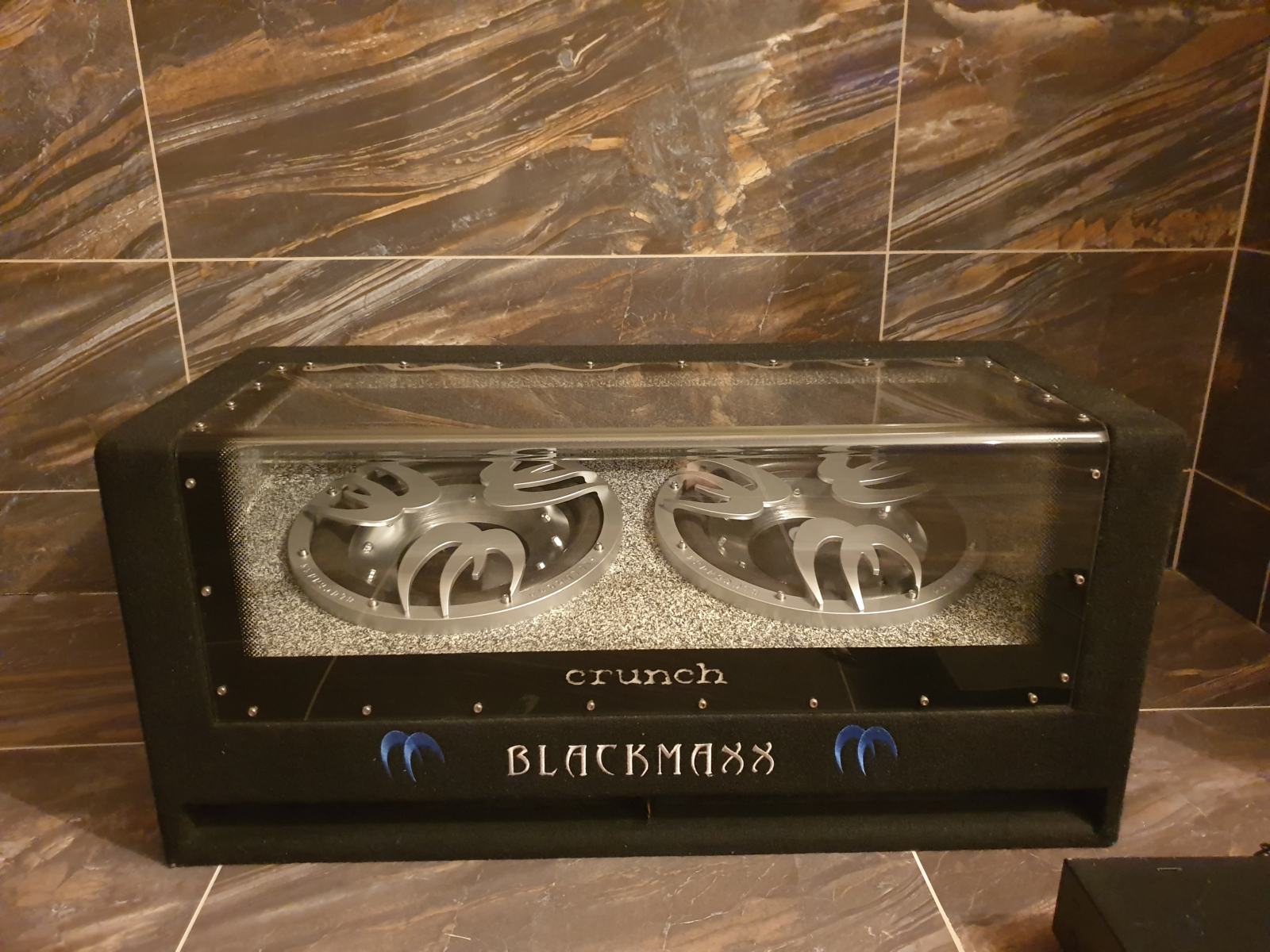 Avto woofer crunch blackmaxx
