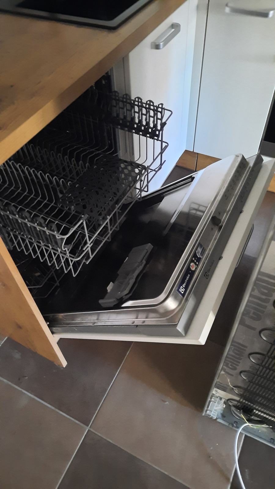 Electrolux vgradni pomivalni stroj ESL5205LO